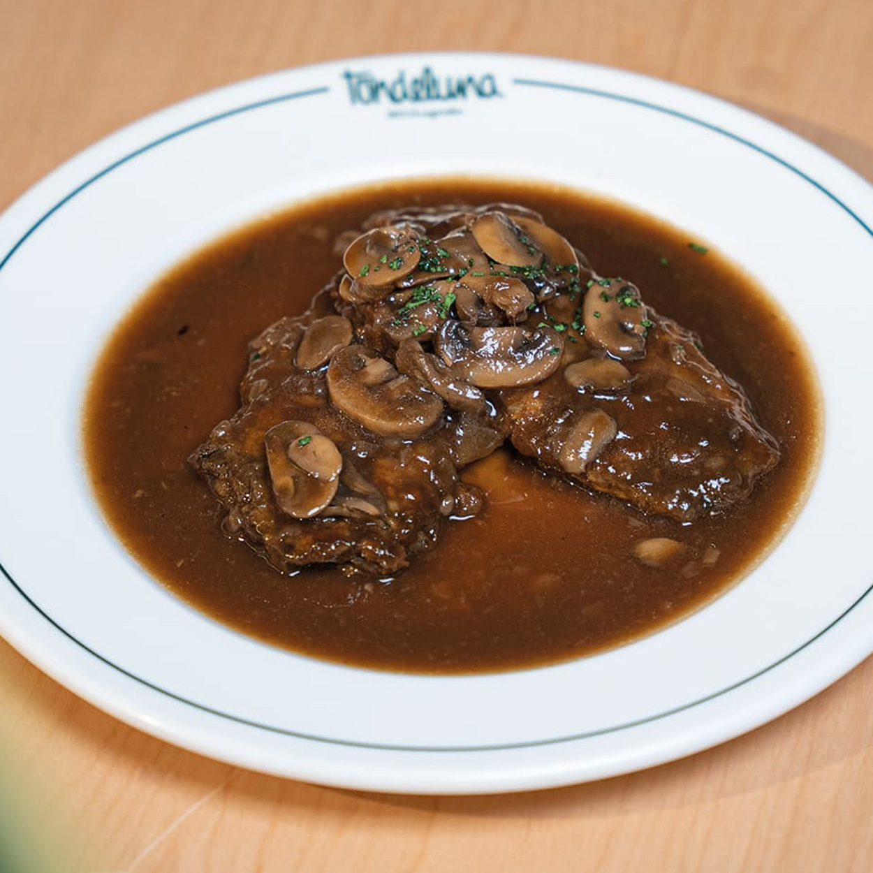 TIERNO DE TERNERA REBOZADO con queso de cameros y salsa de champiñones ...